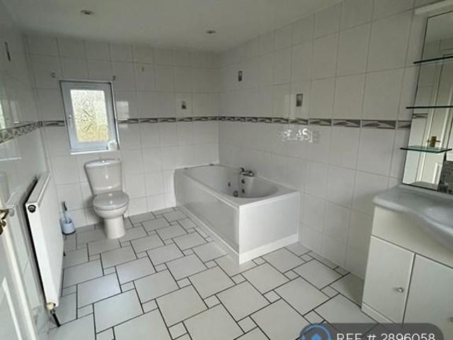 4 bedroom detached house to rent