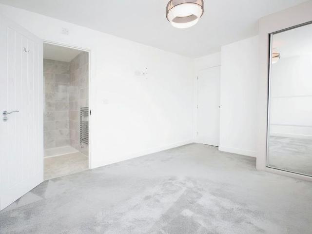 4 bedroom detached house to rent