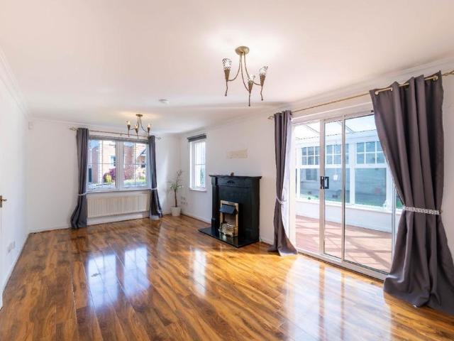 4 bedroom detached house to rent