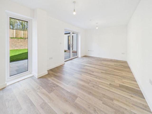 4 bedroom detached house to rent