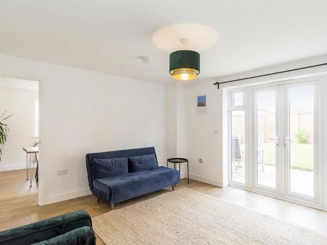4 bedroom detached house to rent