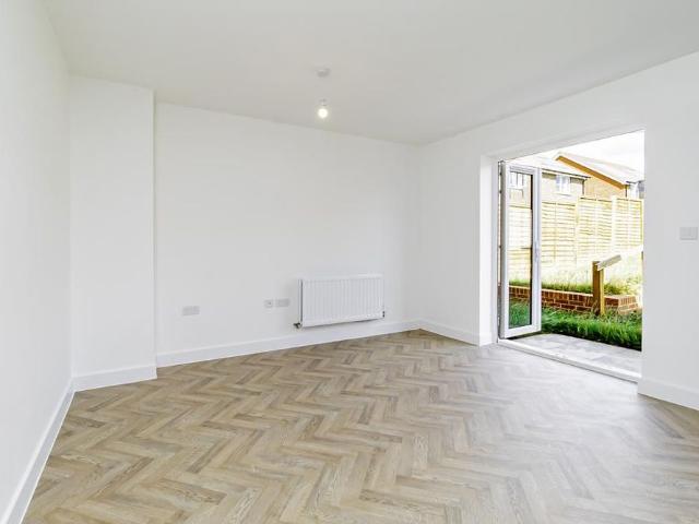 4 bedroom detached house to rent