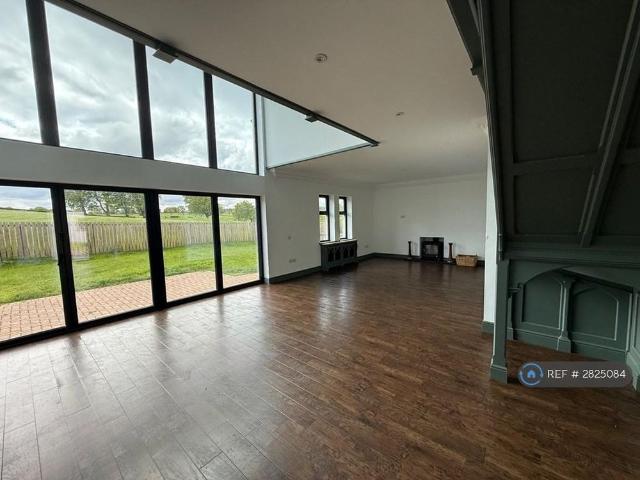 4 bedroom detached house to rent