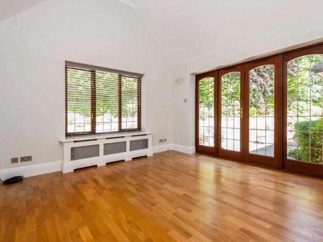4 bedroom detached house to rent