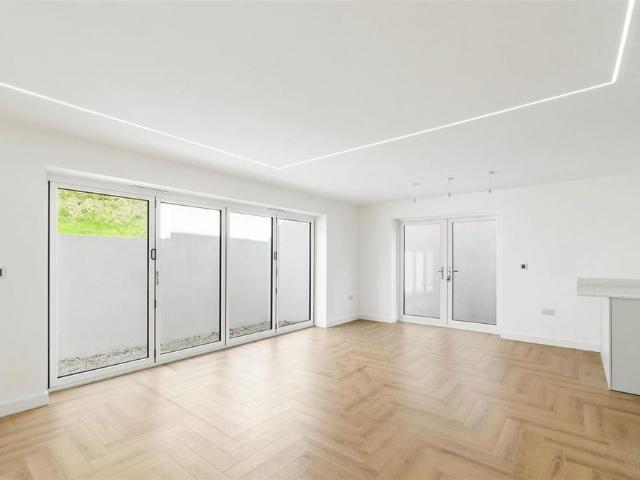 4 bedroom detached house to rent