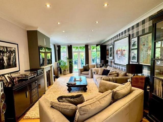 4 bedroom detached house to rent