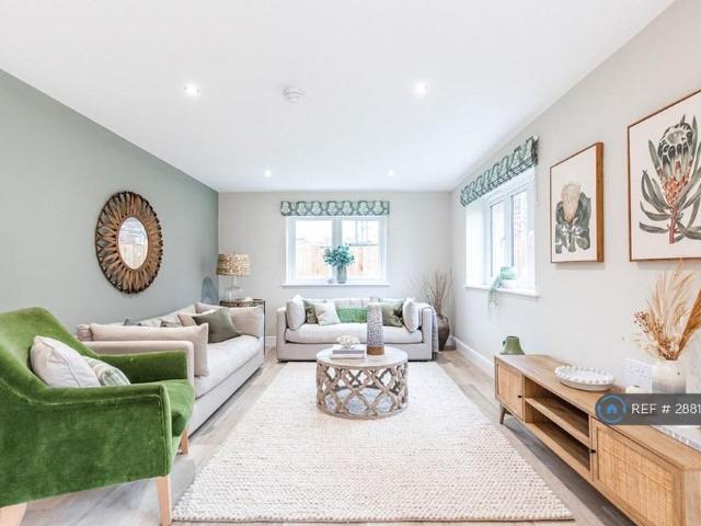 4 bedroom detached house to rent
