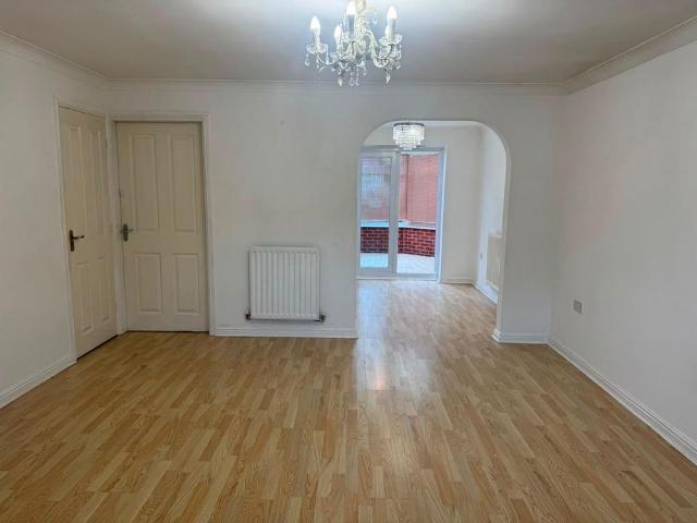 4 bedroom detached house to rent