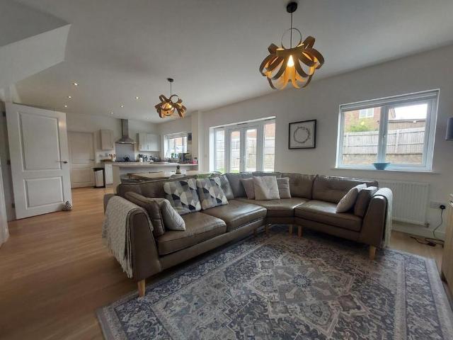 4 bedroom detached house to rent