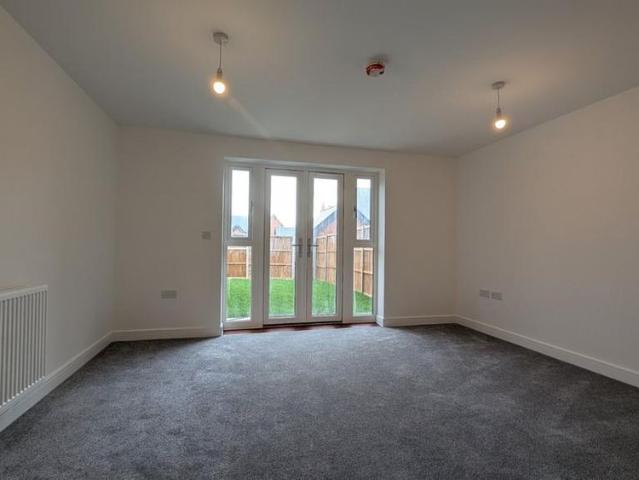 4 bedroom detached house to rent