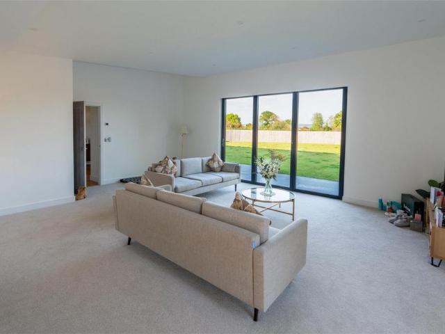 4 bedroom detached house to rent