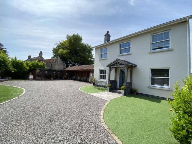 4 bedroom detached house to rent