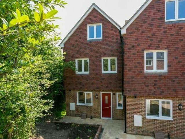 4 bedroom detached house to rent