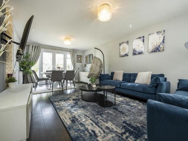 4 bedroom detached house to rent