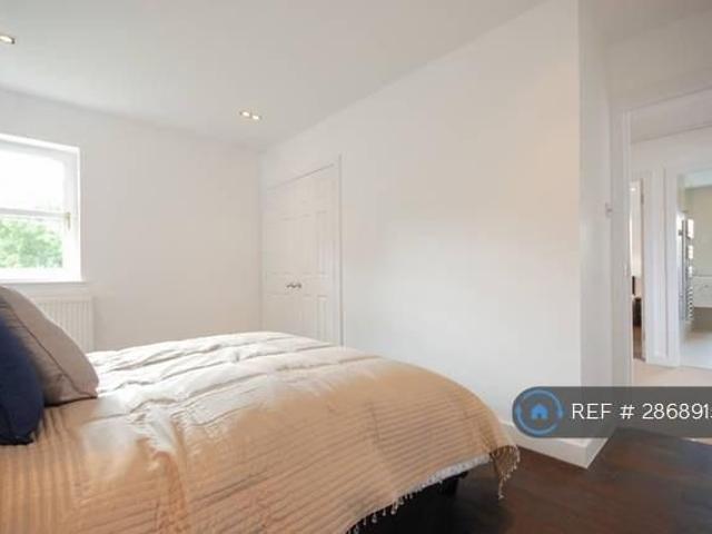 4 bedroom detached house to rent