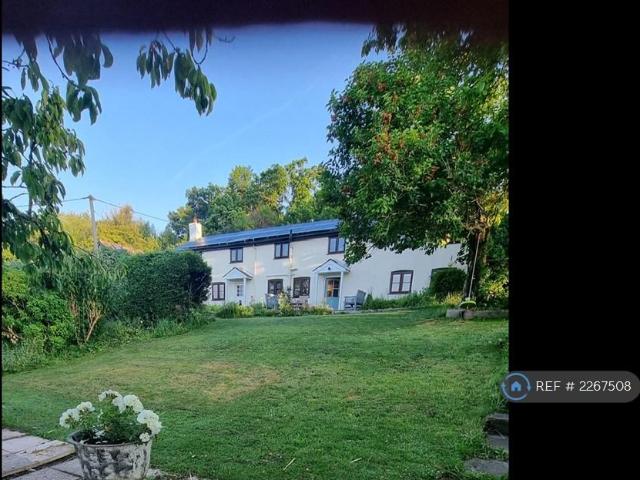 4 bedroom detached house to rent