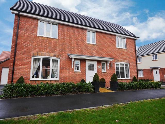 4 bedroom detached house to rent