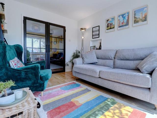 4 bedroom detached house to rent