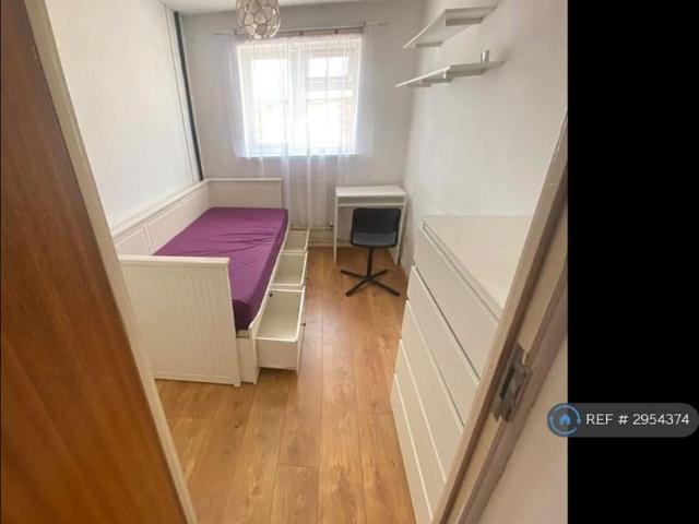 4 bedroom detached house to rent