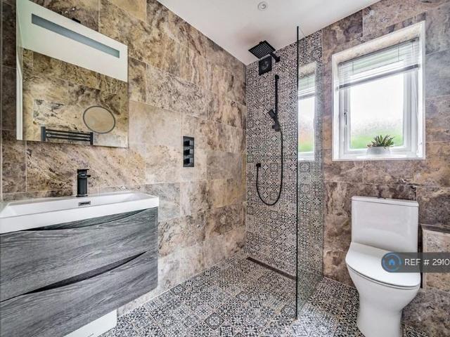 4 bedroom detached house to rent