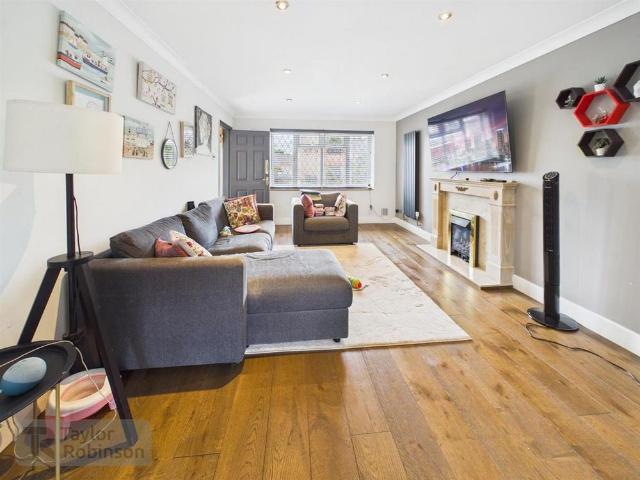 4 bedroom detached house to rent