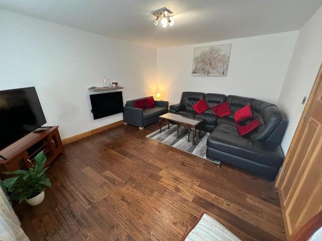 4 bedroom detached house to rent