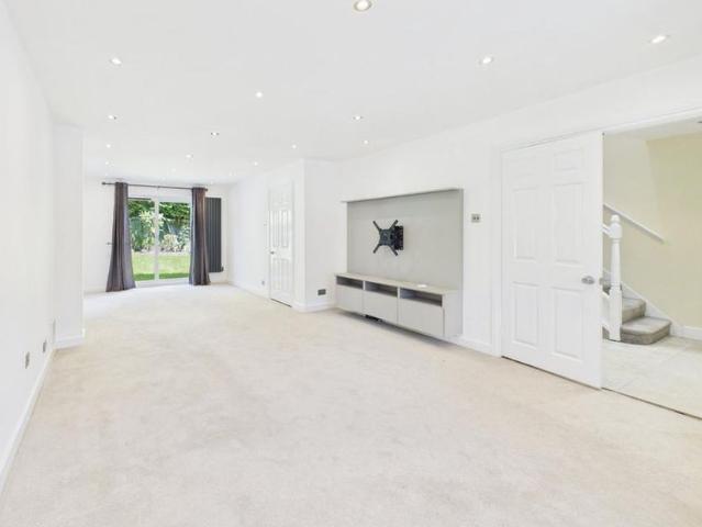 4 bedroom detached house to rent