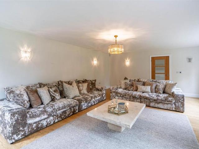4 bedroom detached house to rent