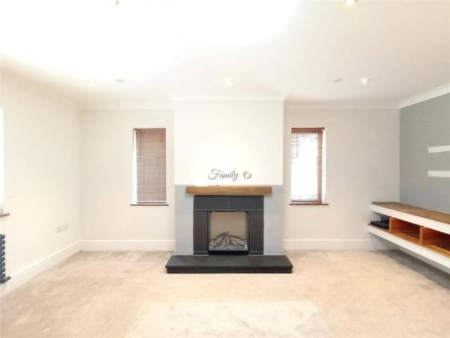 4 bedroom detached house to rent
