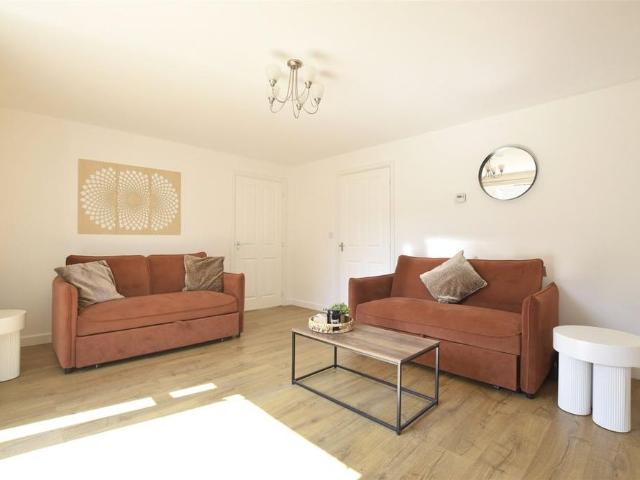 4 bedroom detached house to rent