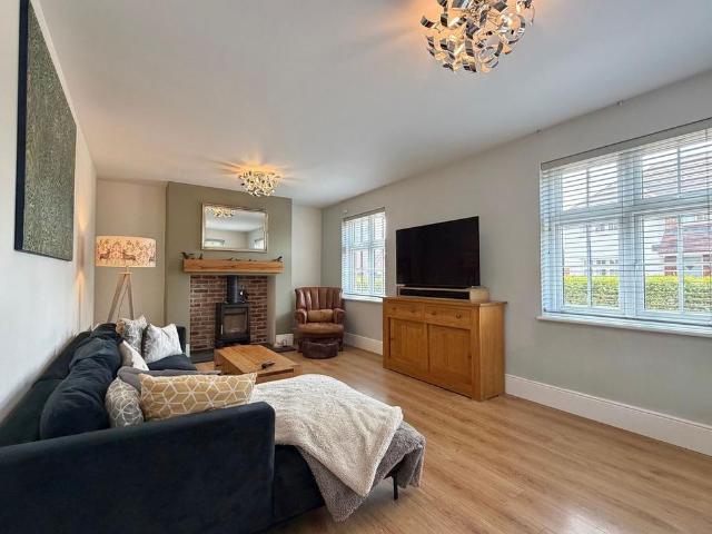 4 bedroom detached house to rent