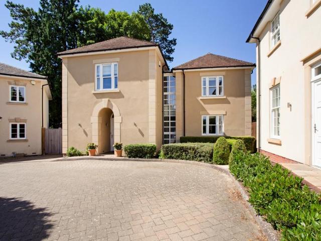 4 bedroom detached house to rent