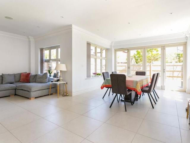 4 bedroom detached house to rent
