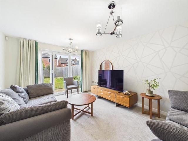 4 bedroom detached house to rent