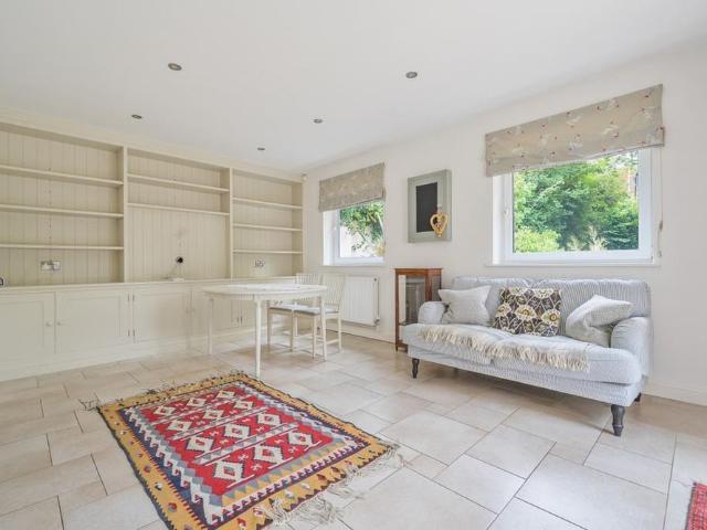 4 bedroom detached house to rent