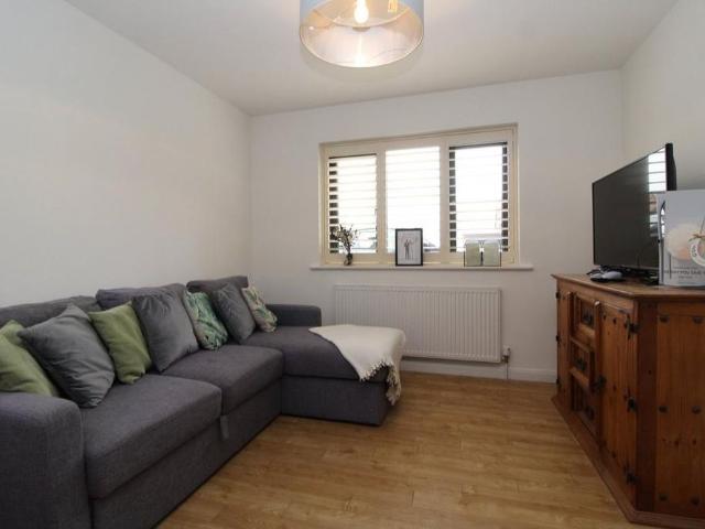 4 bedroom detached house to rent