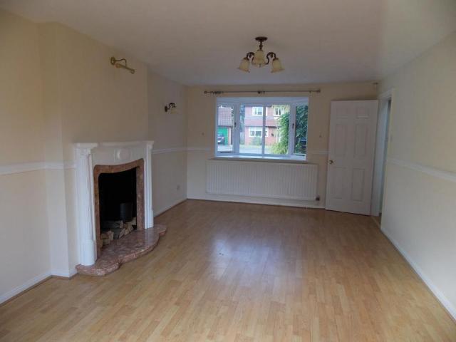 4 bedroom detached house to rent