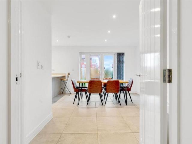 4 bedroom detached house to rent