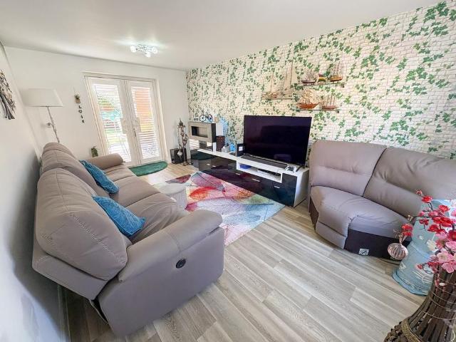 4 bedroom detached house to rent