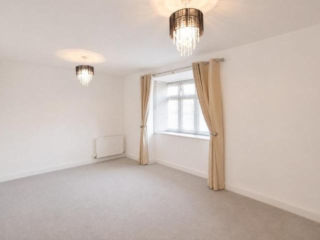 4 bedroom detached house to rent