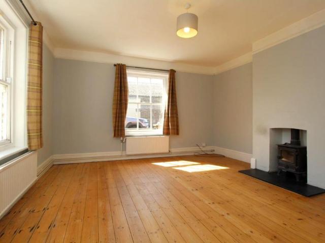 4 bedroom detached house to rent