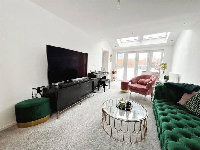 4 bedroom detached house to rent
