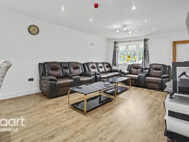 4 bedroom detached house to rent