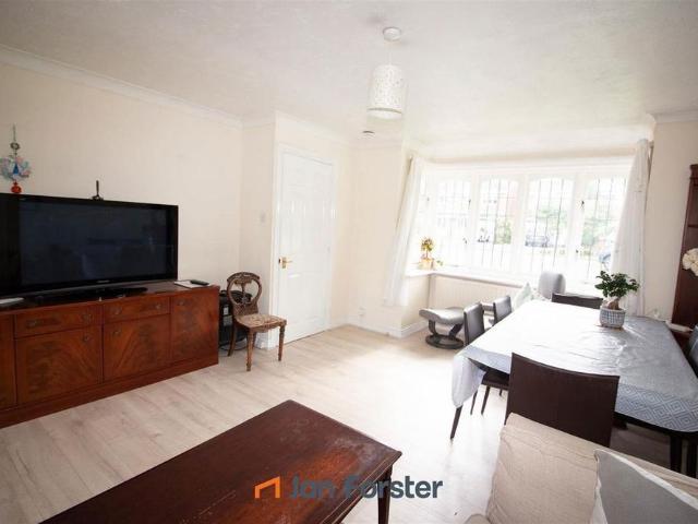 4 bedroom detached house to rent