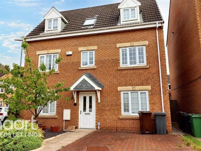 4 bedroom detached house to rent