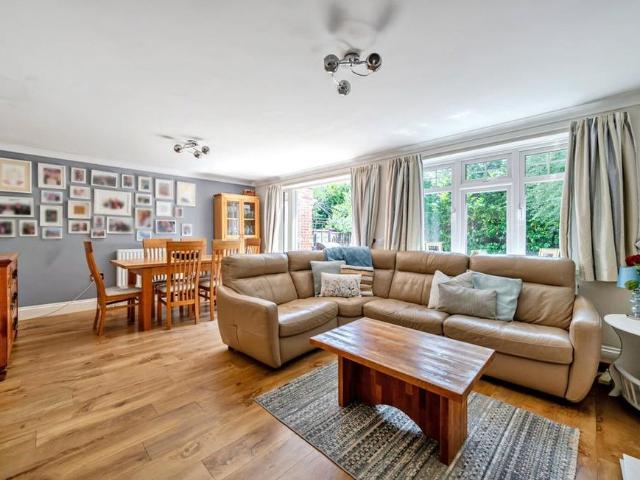 4 bedroom detached house to rent