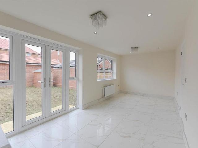 4 bedroom detached house to rent