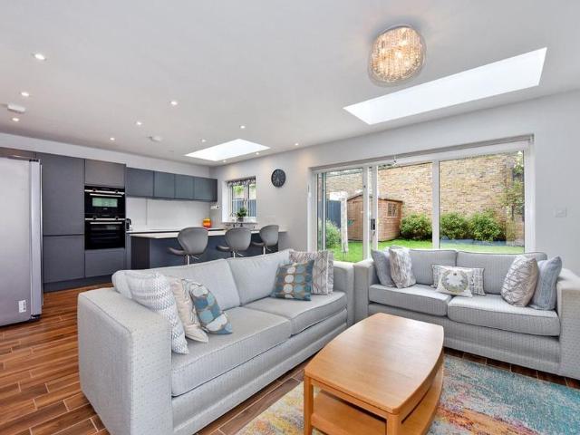4 bedroom detached house to rent