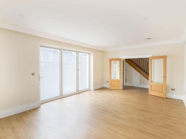 4 bedroom detached house to rent