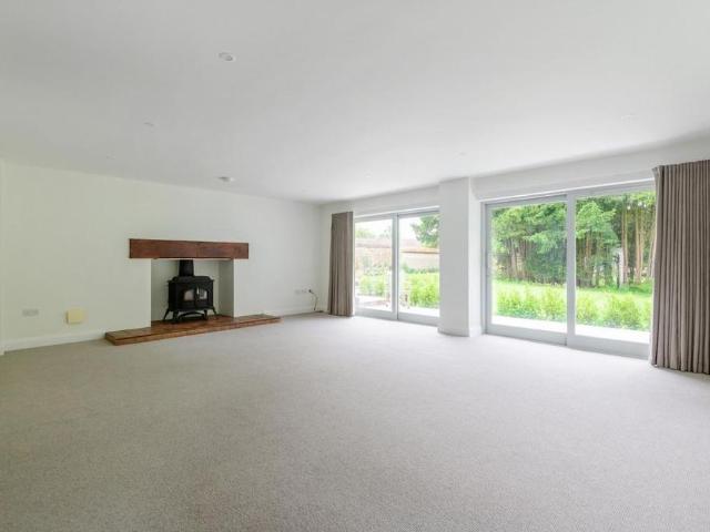 4 bedroom detached house to rent